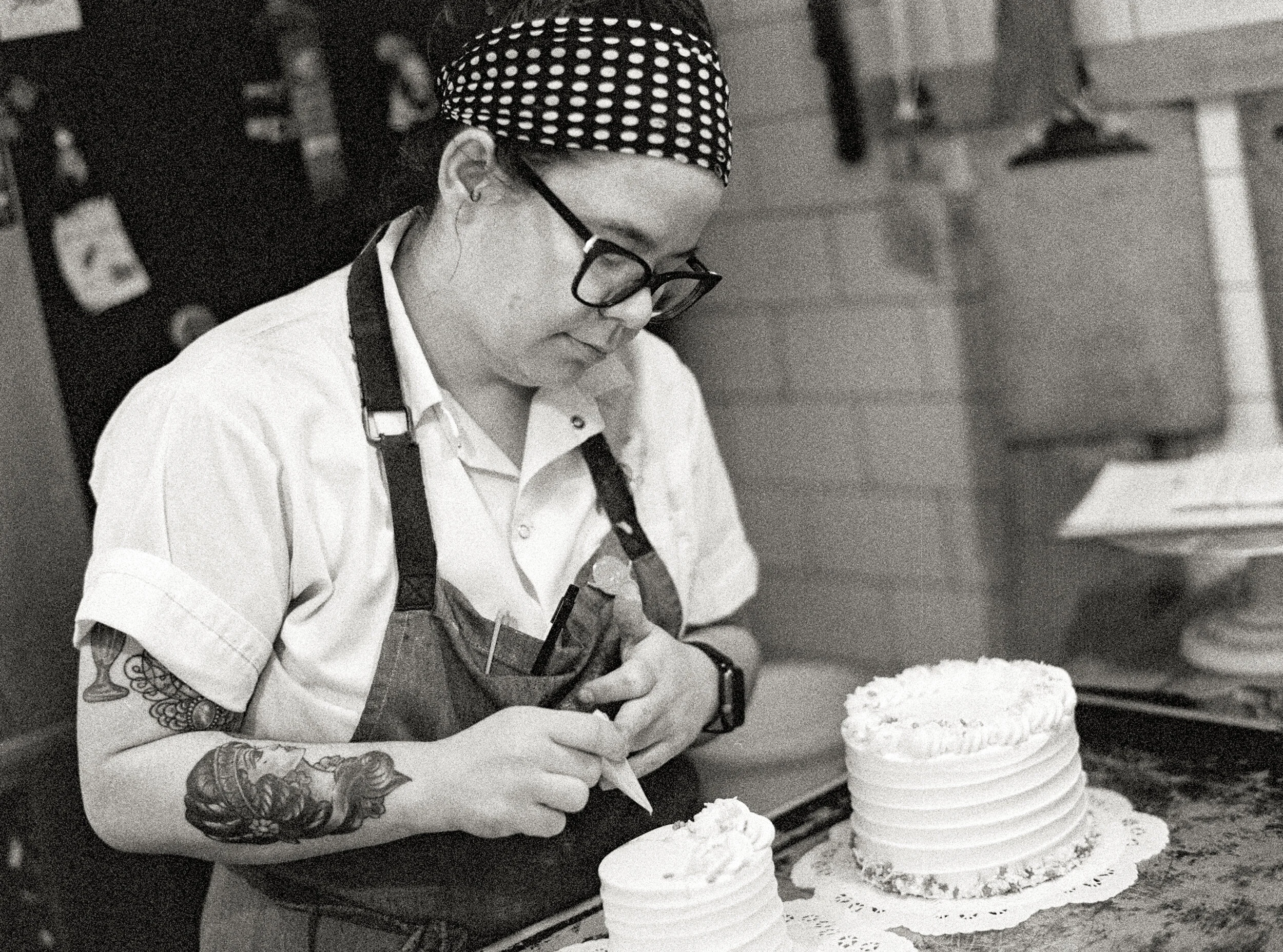 DeLuxe Cakes and Pastries