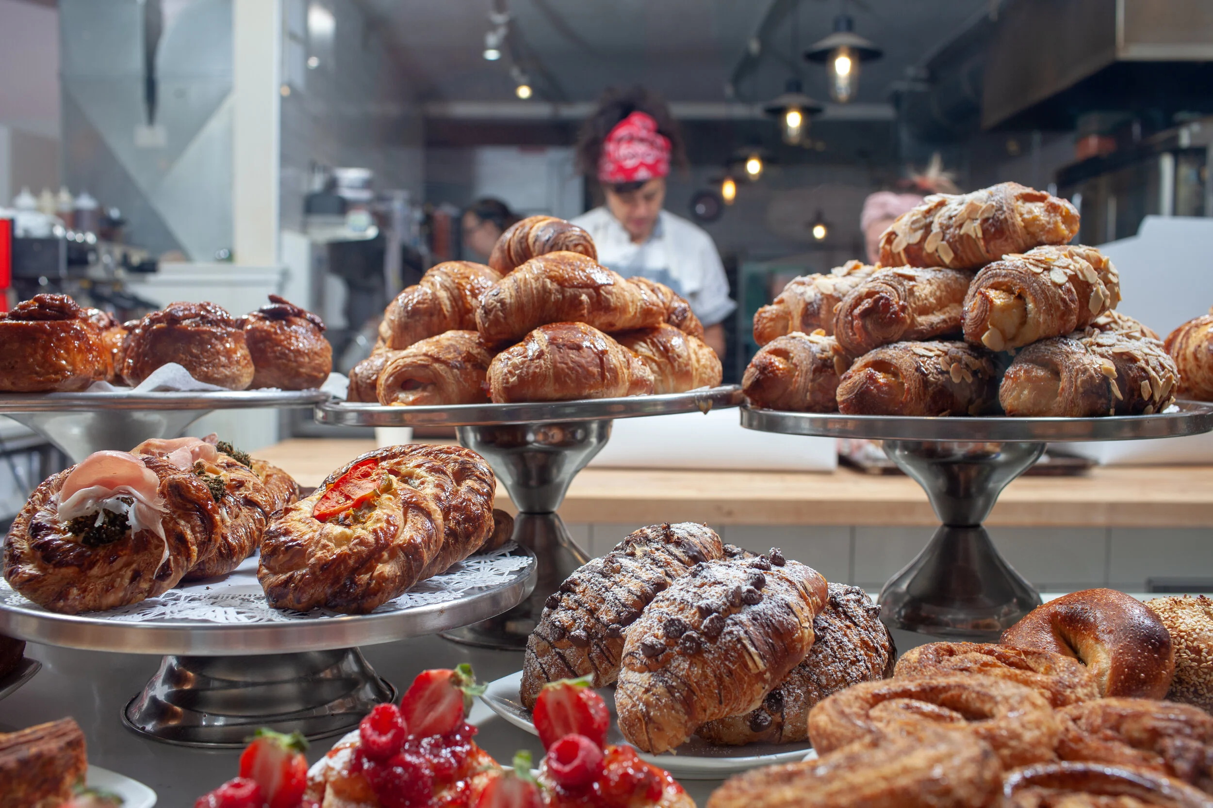 DeLuxe Cakes and Pastries
