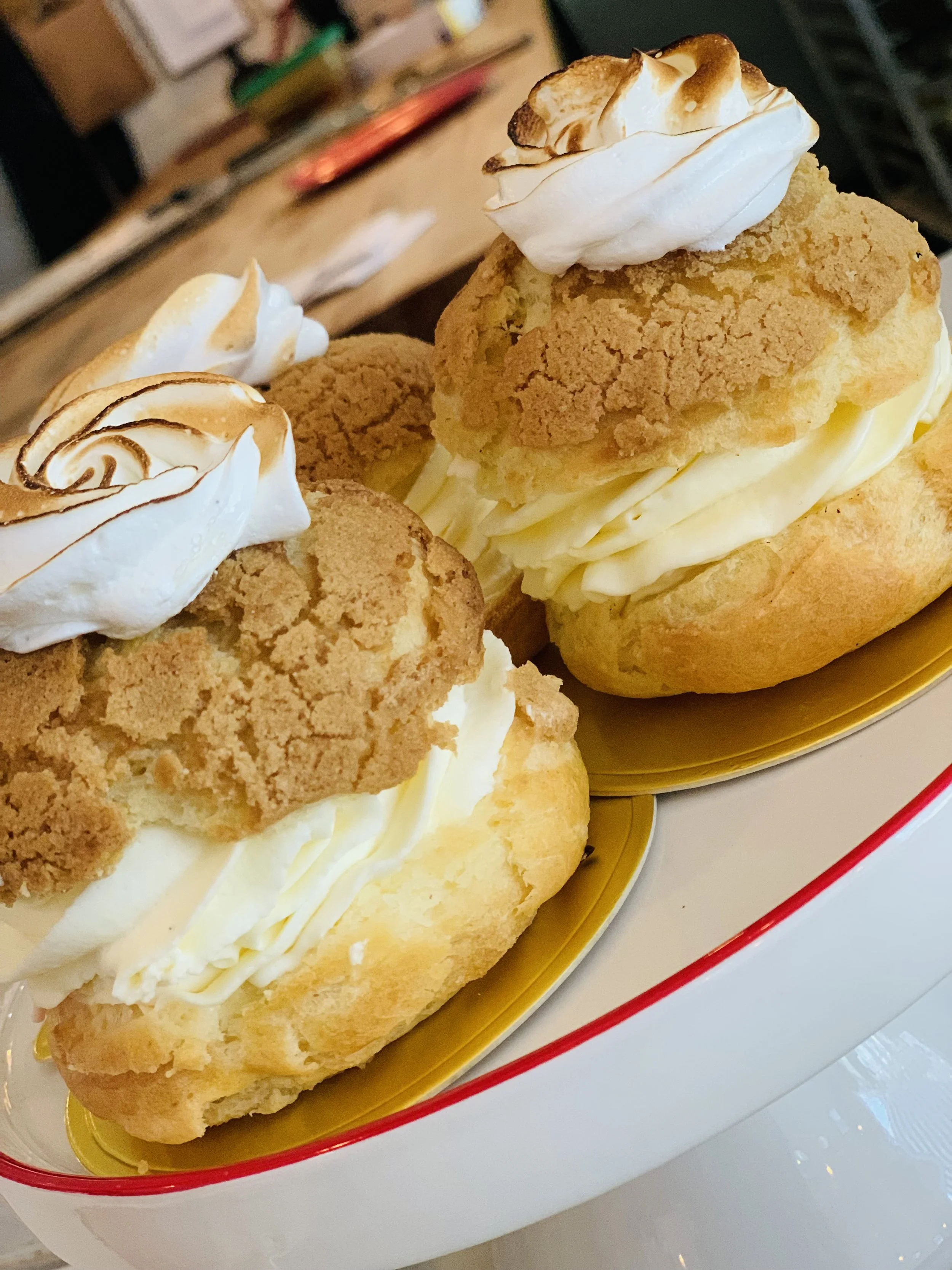 DeLuxe Cakes and Pastries