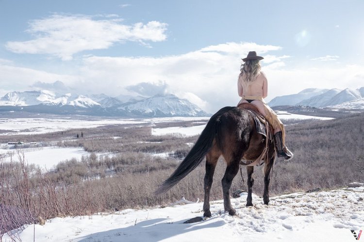 Boudoir Photography in Rockies: Elegance & Horse Harmony – SV Photograph