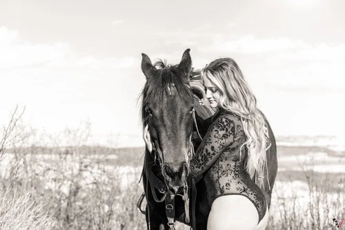 Boudoir Photography in Rockies: Elegance & Horse Harmony – SV Photograph
