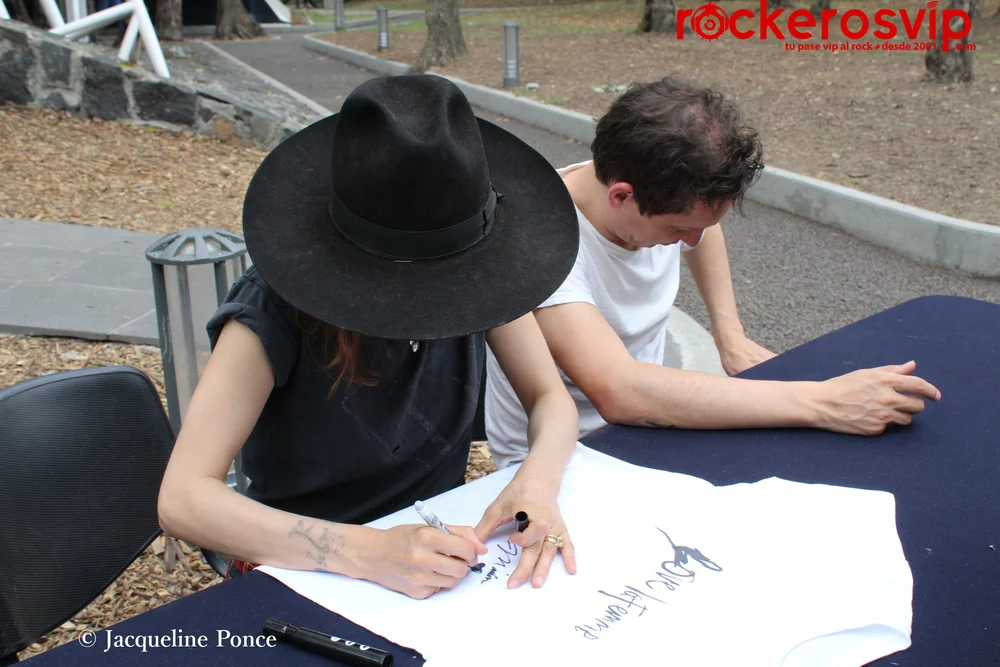 Love La Femme se rodea de sus fans Entrevistas Rockeros VIP | Rock En ...
