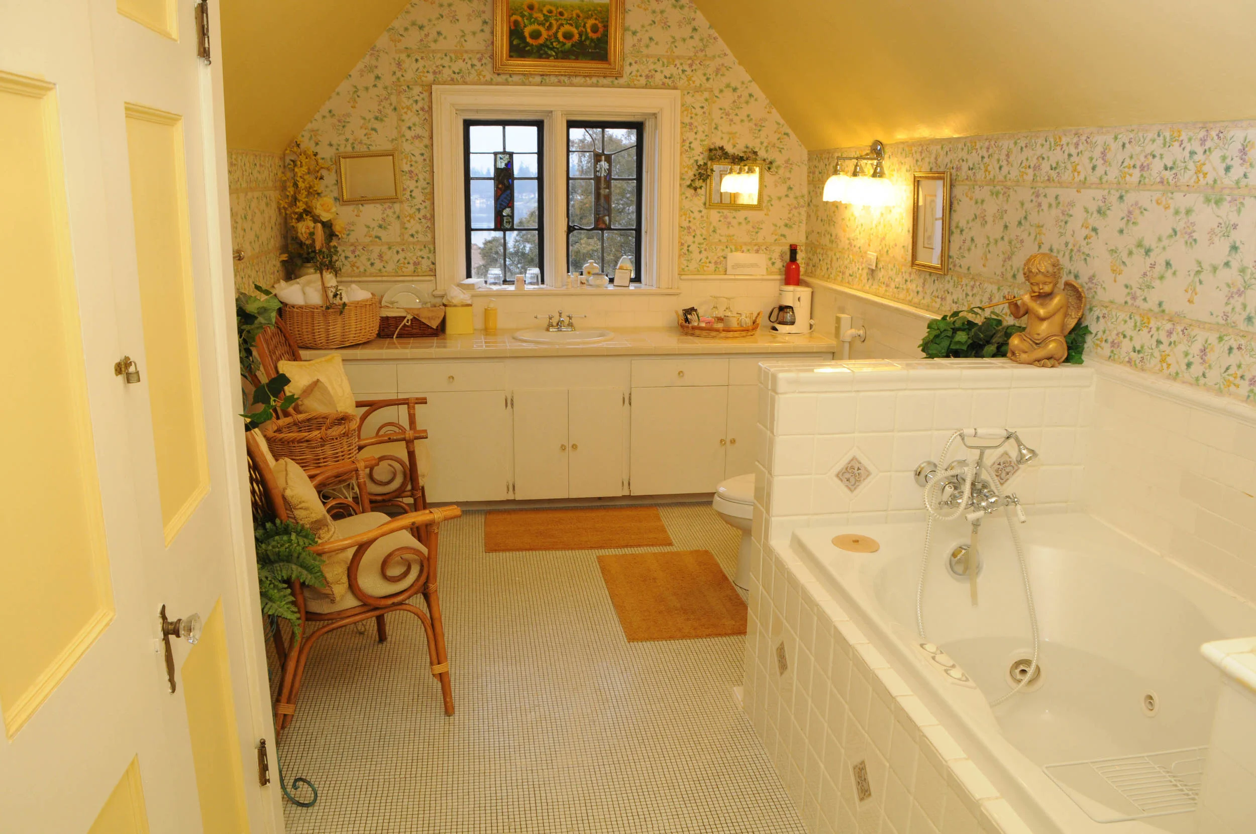 Rose Red Room – Thornewood Castle