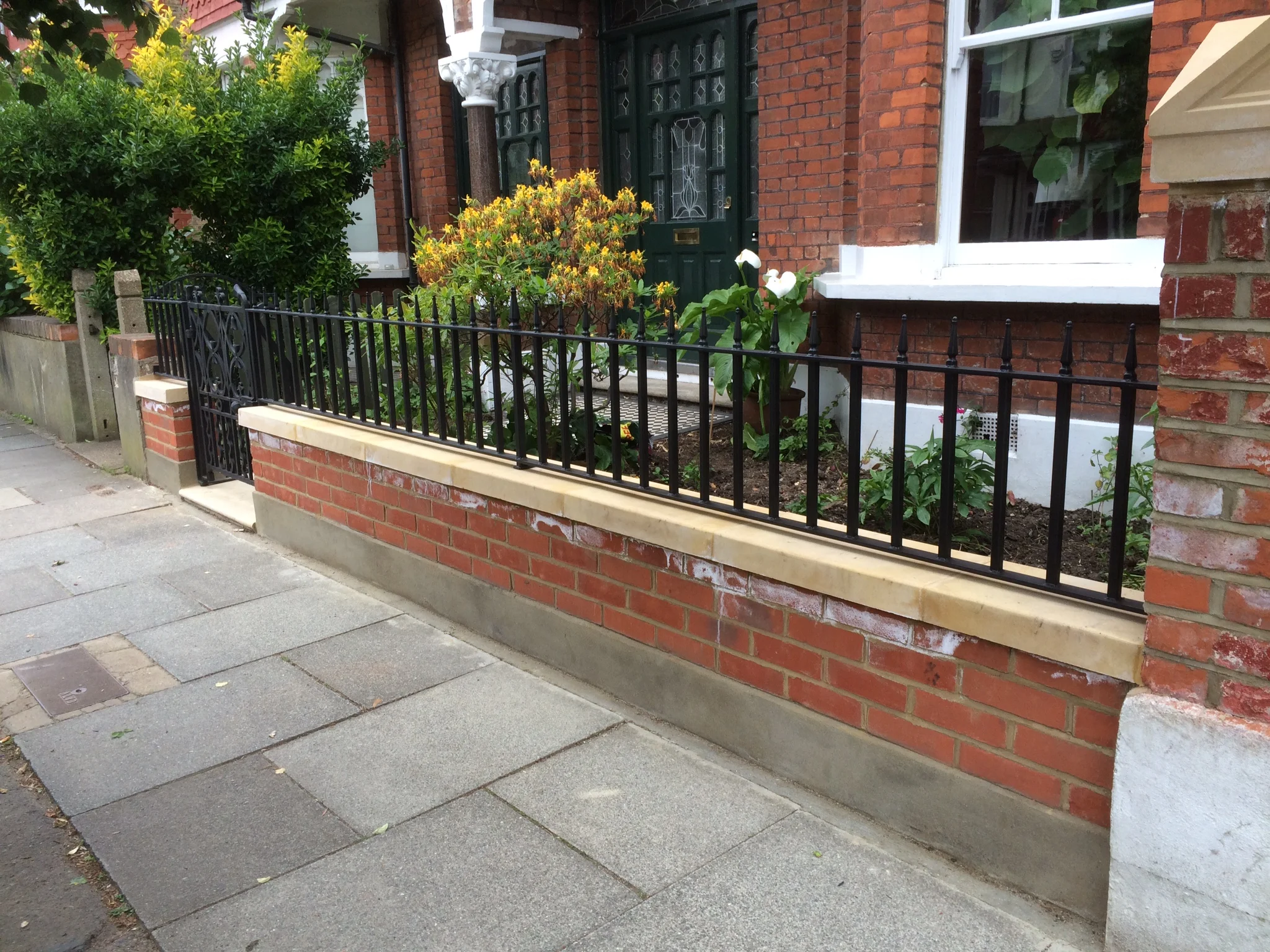 Front Garden Walls With Railings | Fasci Garden