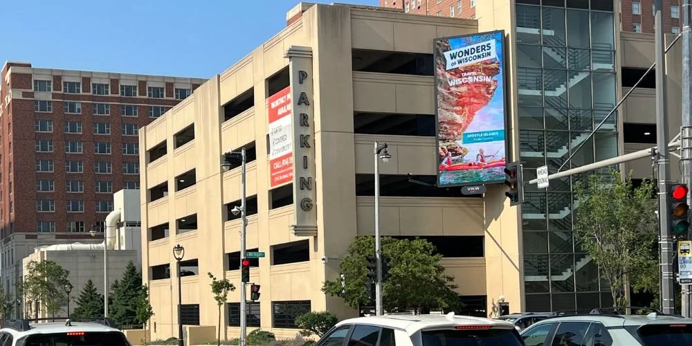 Choosing an OOH Placement in Milwaukee: Digital vs. Traditional, and ...