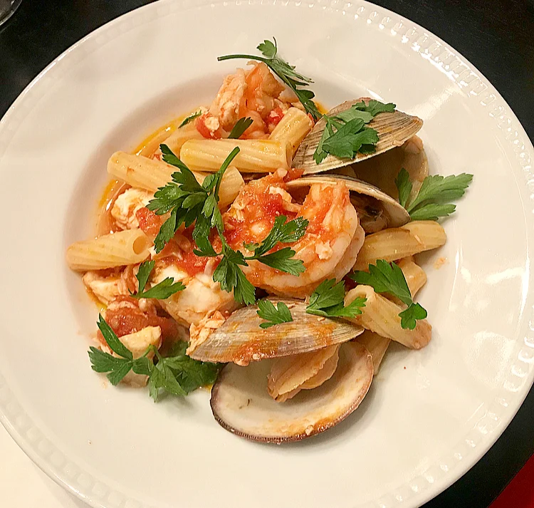 Seafood Pasta With Tomatoes, Garlic And Lugana White Wine — The Wine Chef