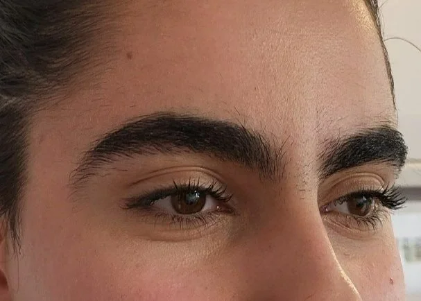 Cum pensăm sprâncenele groase astfel încât să își păstreze aspectul ...