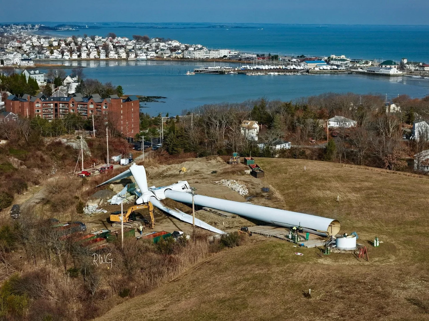 Early-morning demolition brings down Hull’s last wind turbine at former ...