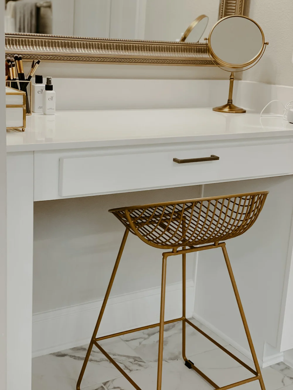 Tips on Setting Up Your Makeup Vanity - Decor and Organization — Onyee ...