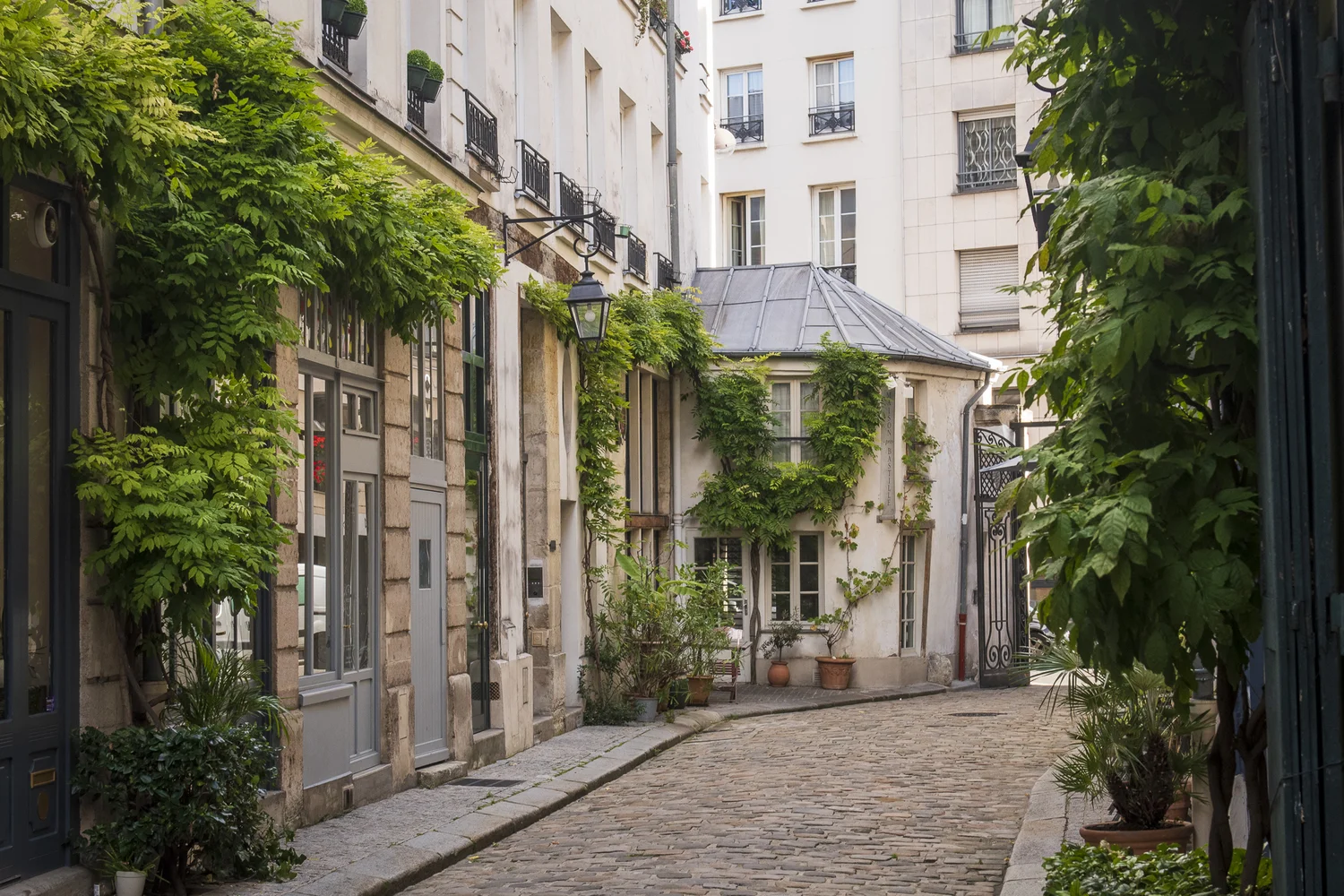 Hidden Courtyards of Bastille — Aperture Tours
