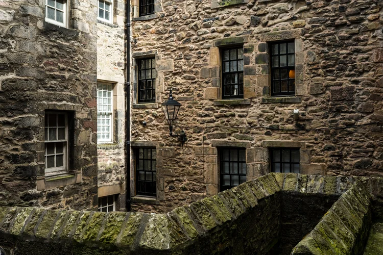The Closes along Edinburgh's Royal Mile — Aperture Tours