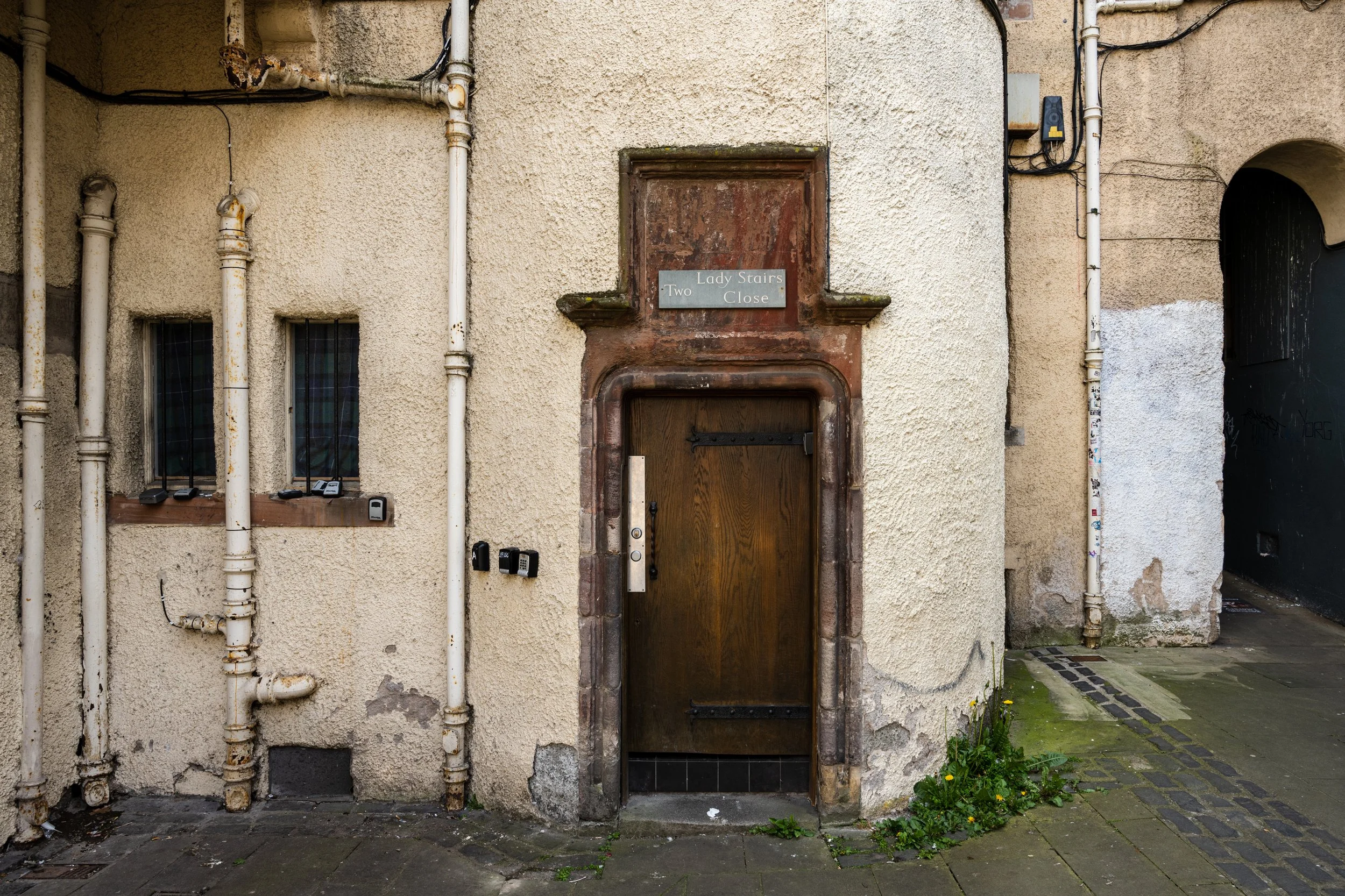 The Closes along Edinburgh's Royal Mile — Aperture Tours
