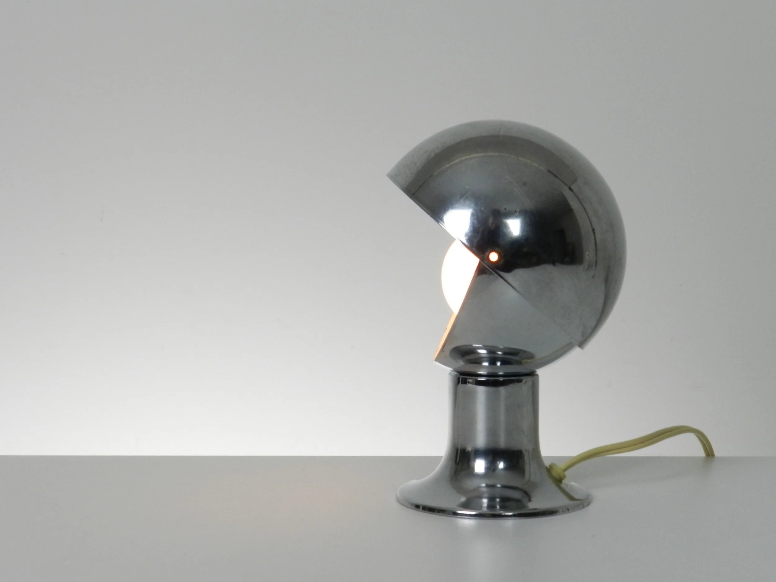 Space age vintage chrome eclipse table lamp. 1970s. — zig zag