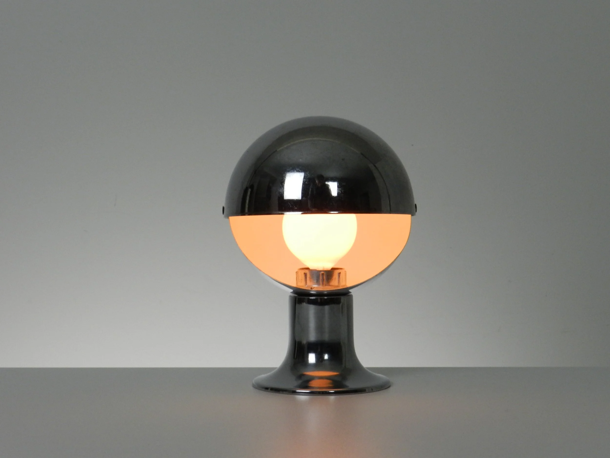 Space age vintage chrome eclipse table lamp. 1970s. — zig zag