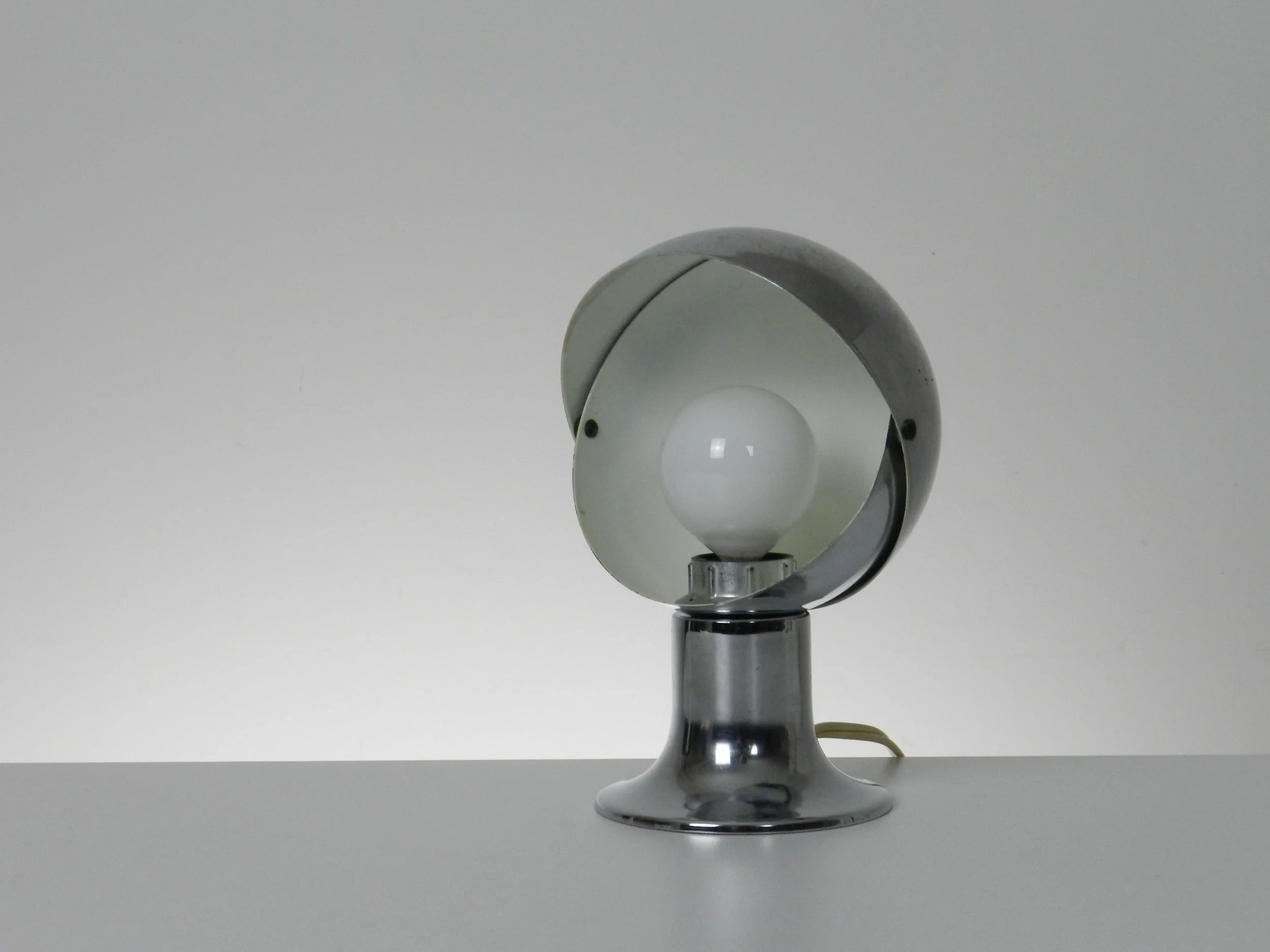 Space age vintage chrome eclipse table lamp. 1970s. — zig zag