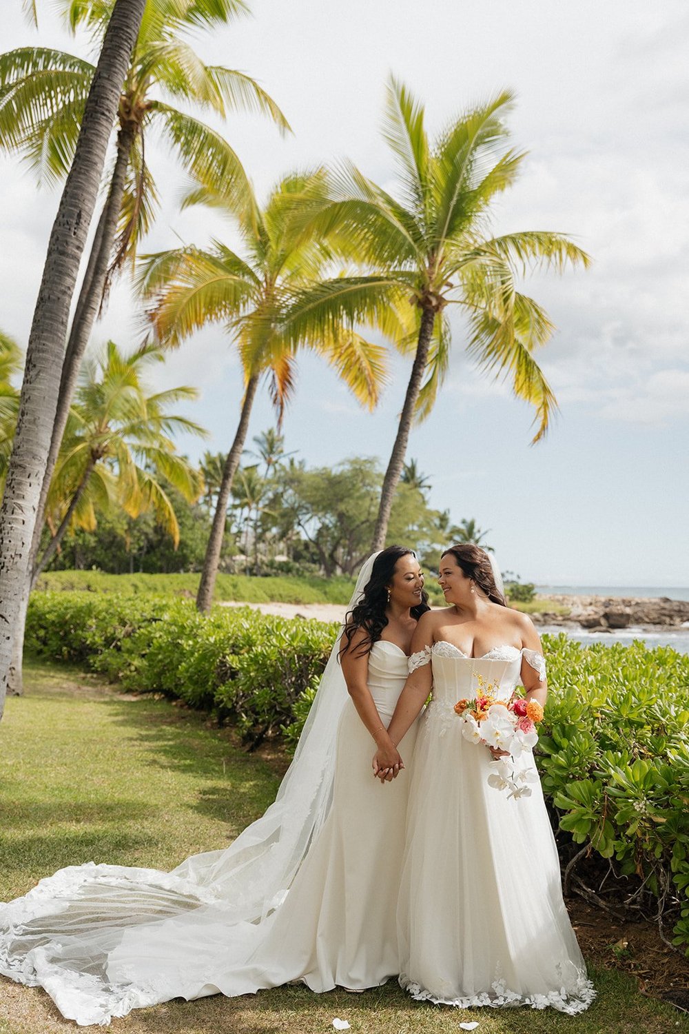 Mackenzie & Elizabeth’s colorful tropical celebration at Lanikuhonua ...