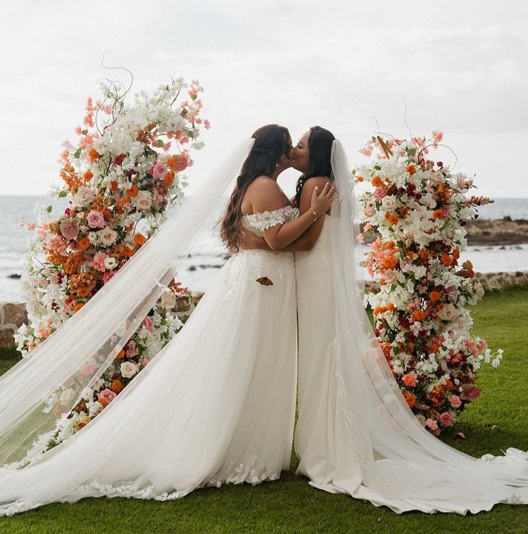 Mackenzie & Elizabeth’s colorful tropical celebration at Lanikuhonua ...