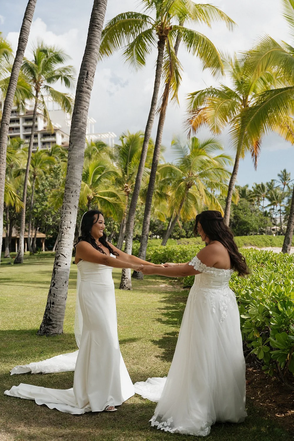 Mackenzie & Elizabeth’s colorful tropical celebration at Lanikuhonua ...