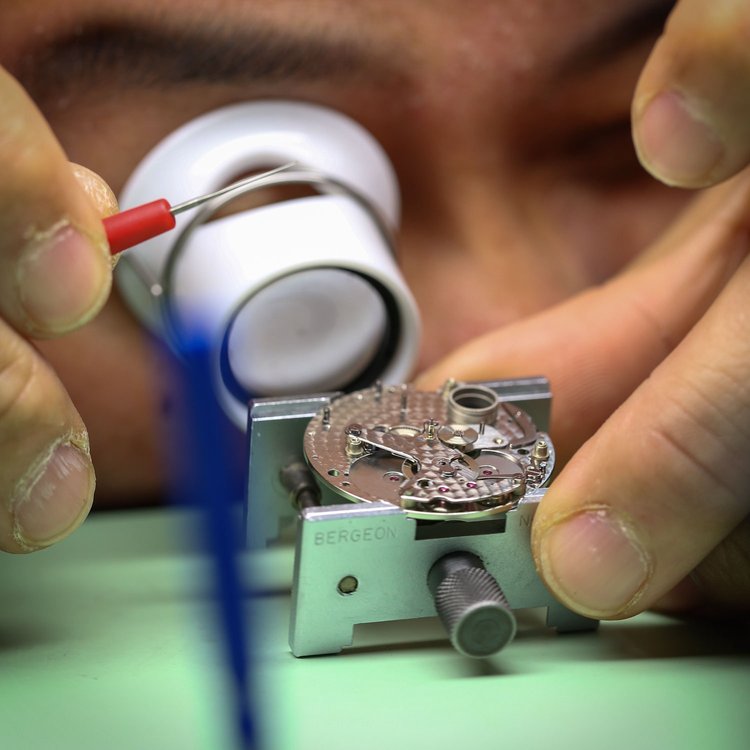Professional Watch Restoration : Case Polish, Re-profiling, Scratch ...