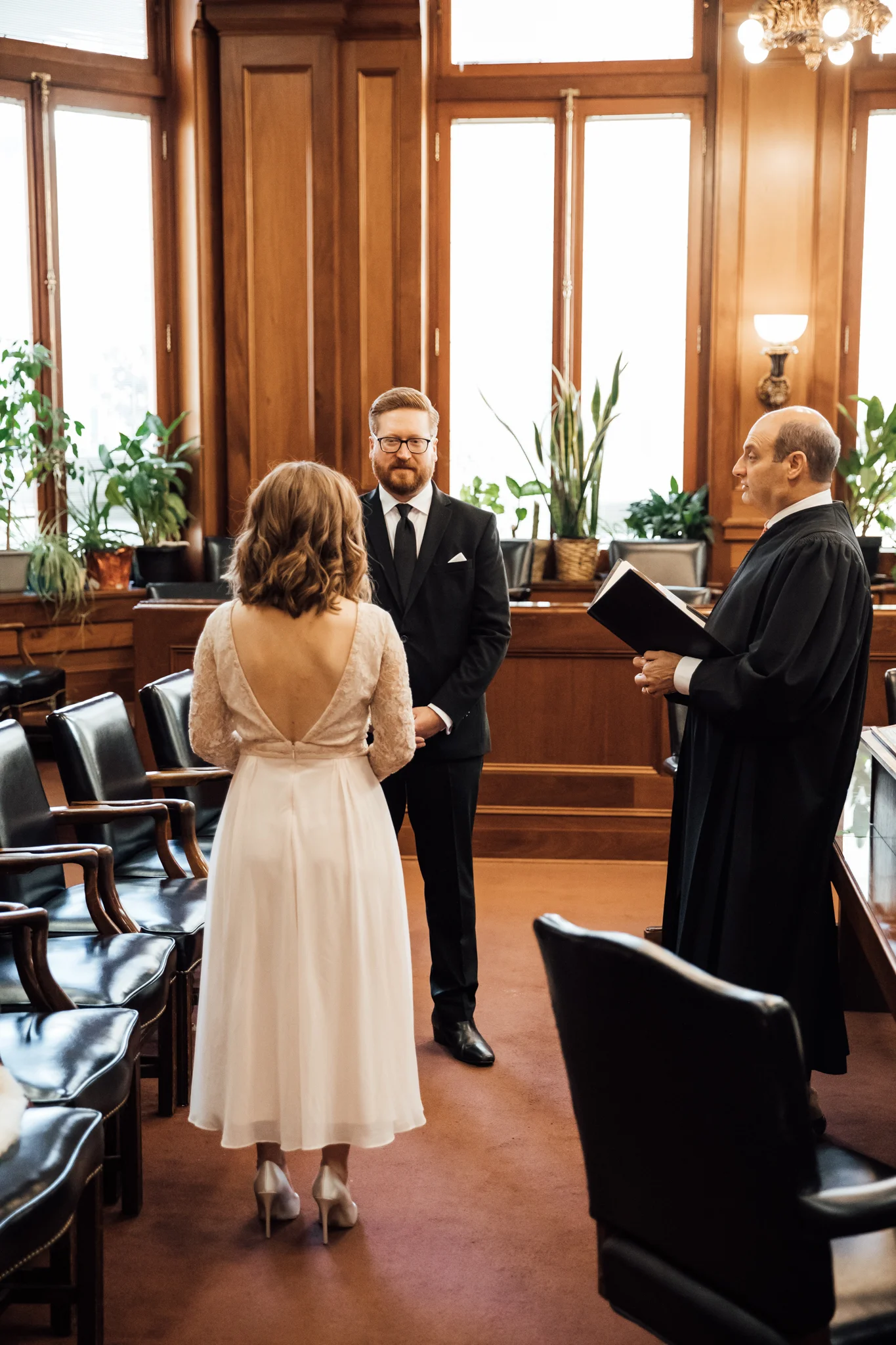 A Simplistic and Stunning Courthouse Elopement in Memphis, TN | Amanda ...