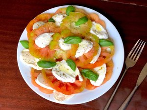 Insalata Caprese Tradizionale - Traditional Caprese Salad — JennyBlogs