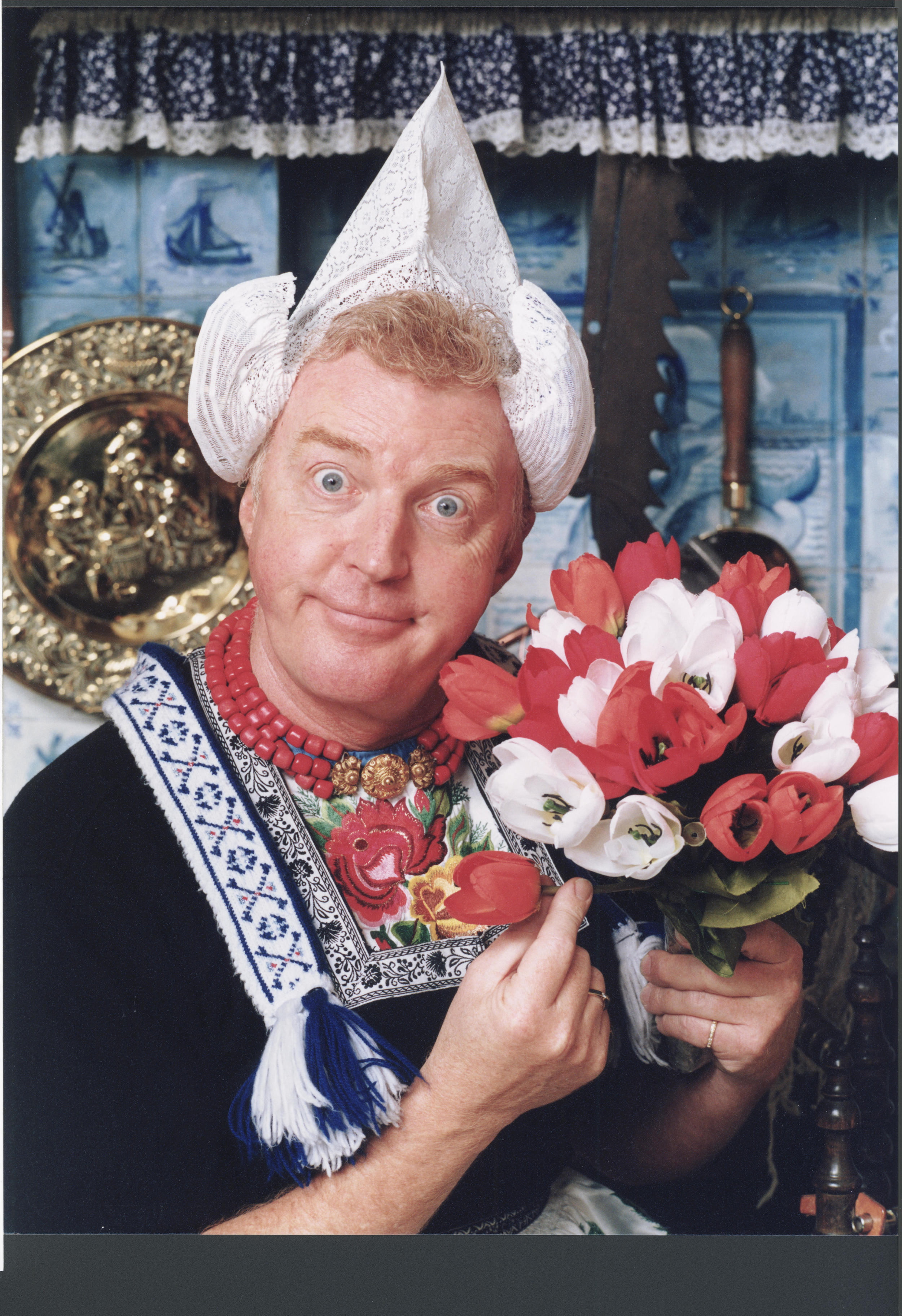 Beroemde mensen in Volendamse klederdracht | foto — Fotograaf Zwarthoed