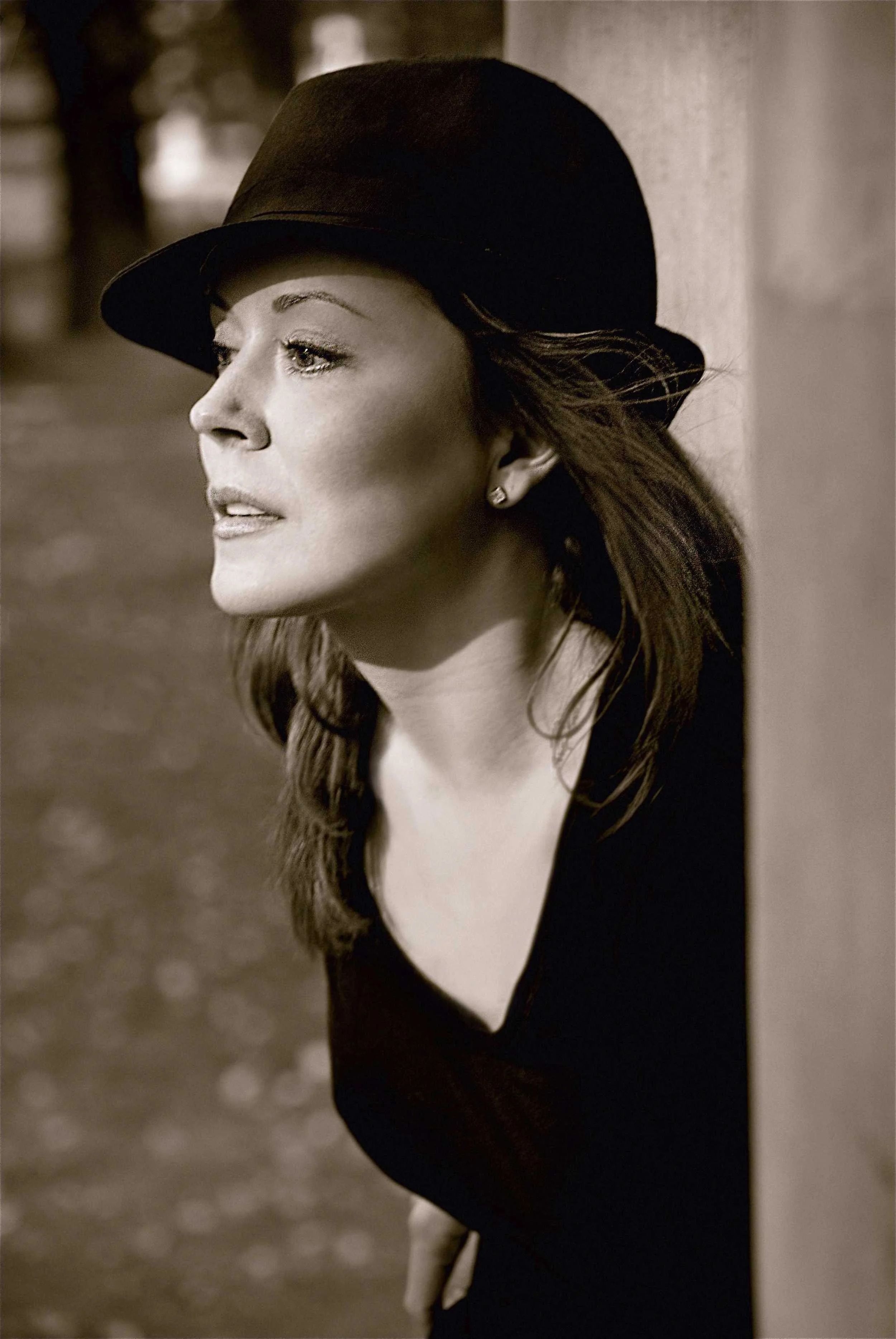 Anna León is a stage, film and television actress, fluent in Spanish ...