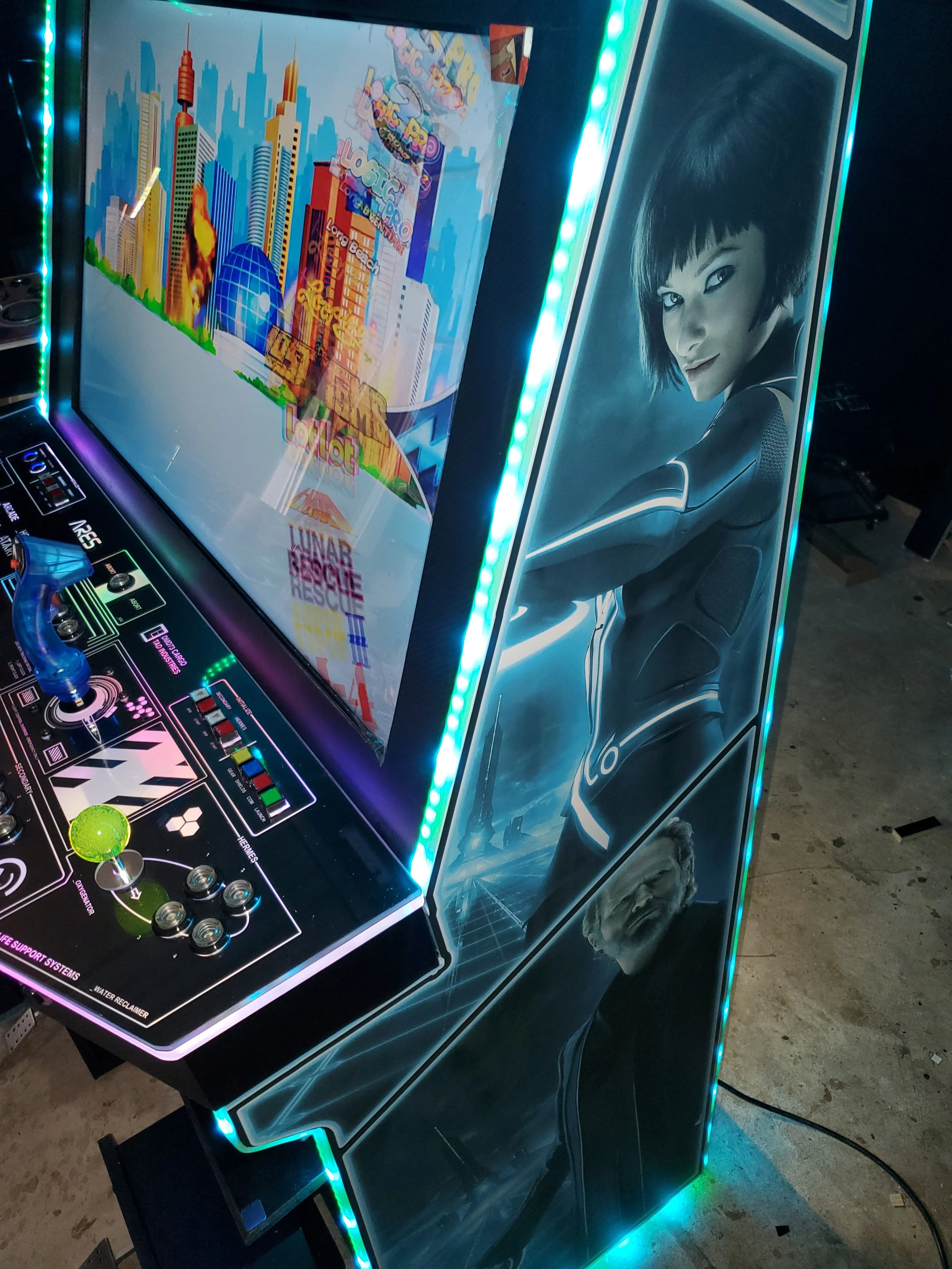 'FALCON/COLOSSUS' - XL 4 Player Arcade (First-Class) - 43" Monitor ...