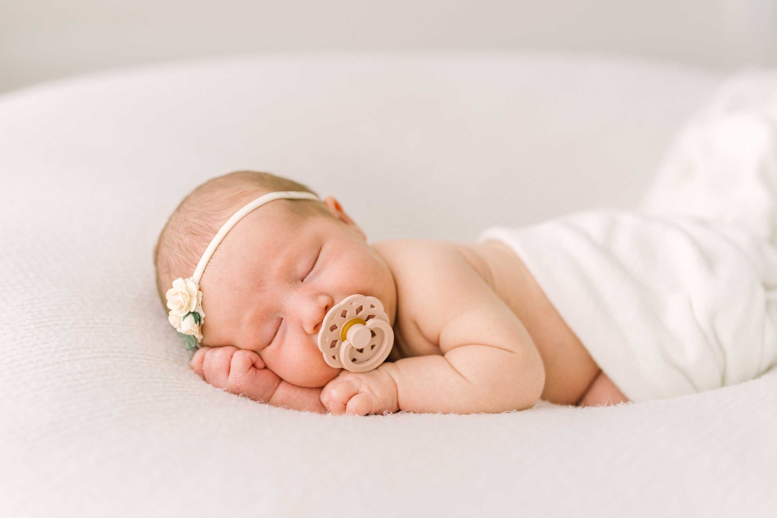 Soft, Sweet, and Simple: The Beauty of Minimalist Newborn Photography ...