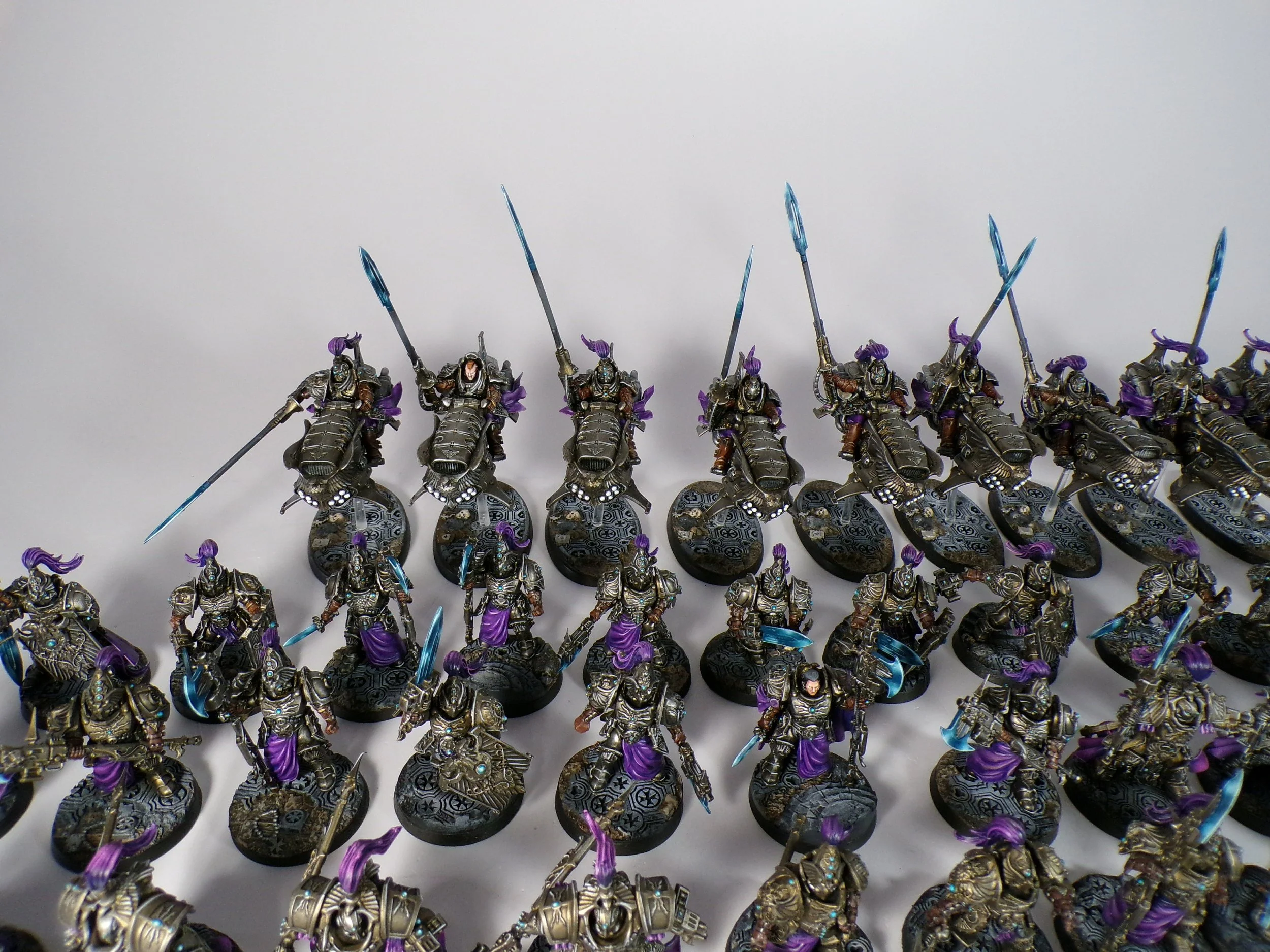 40k: We Painted Brass and Deep Purple Custodes with NMM Blue Blades ...