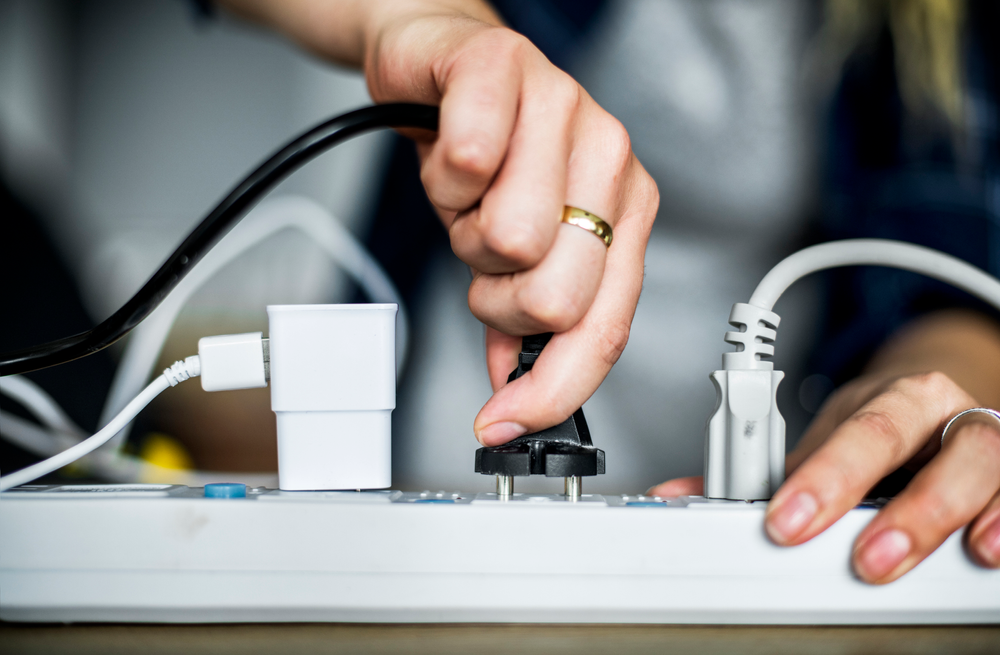 Polarized vs. Non-Polarized Electrical Plugs — 1000Bulbs Blog