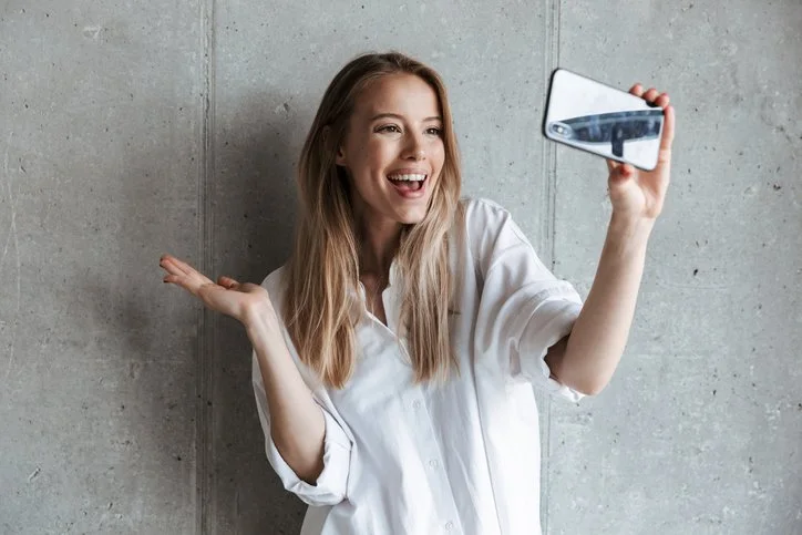 Feel-Good Facial Lighting — 1000Bulbs Blog