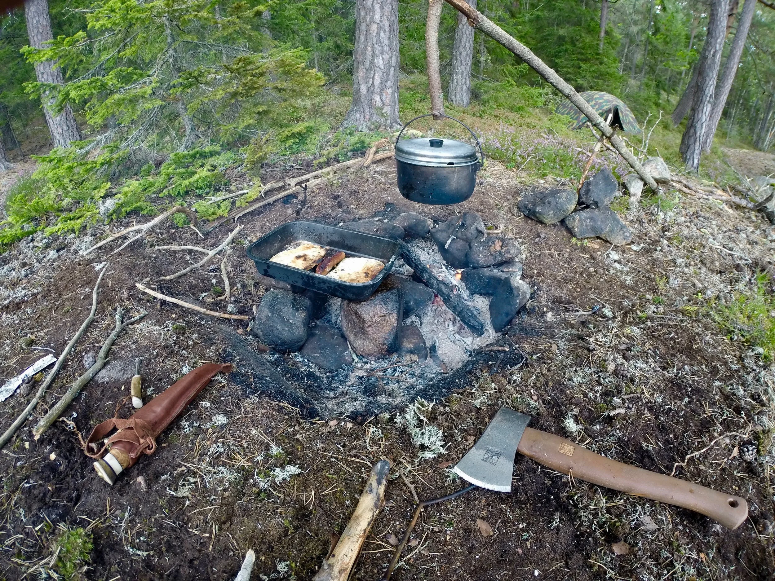 Survival Courses in the wilderness in Sweden | Build shelter, tools and ...
