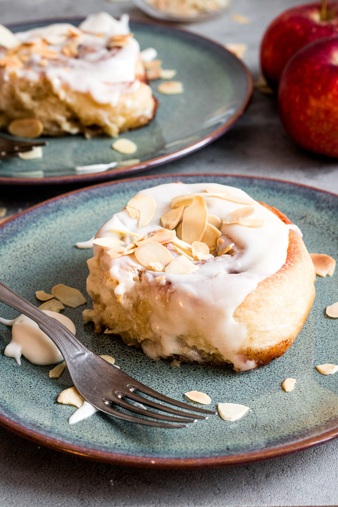 Kanilsnúðar með eplum og rjómaostakremi — Veganistur