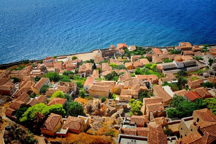 Monemvasia: The beautiful hidden city of Greece on the slopes of a huge ...