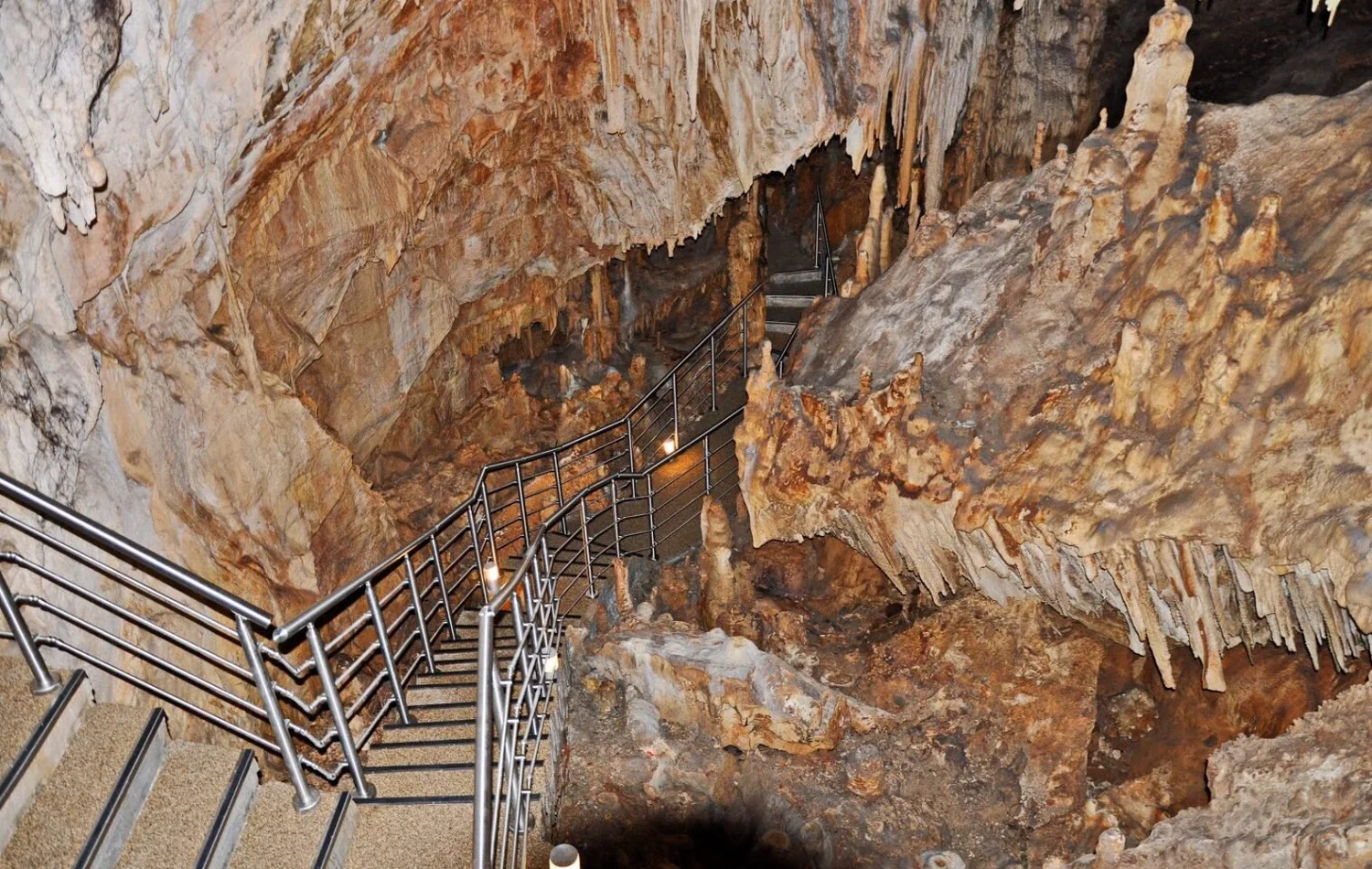 The 10 most impressive caves in Greece