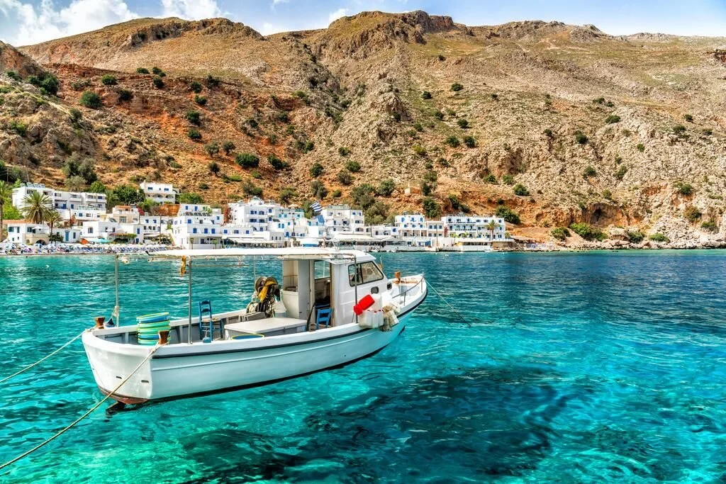 How many islands does Greece have?