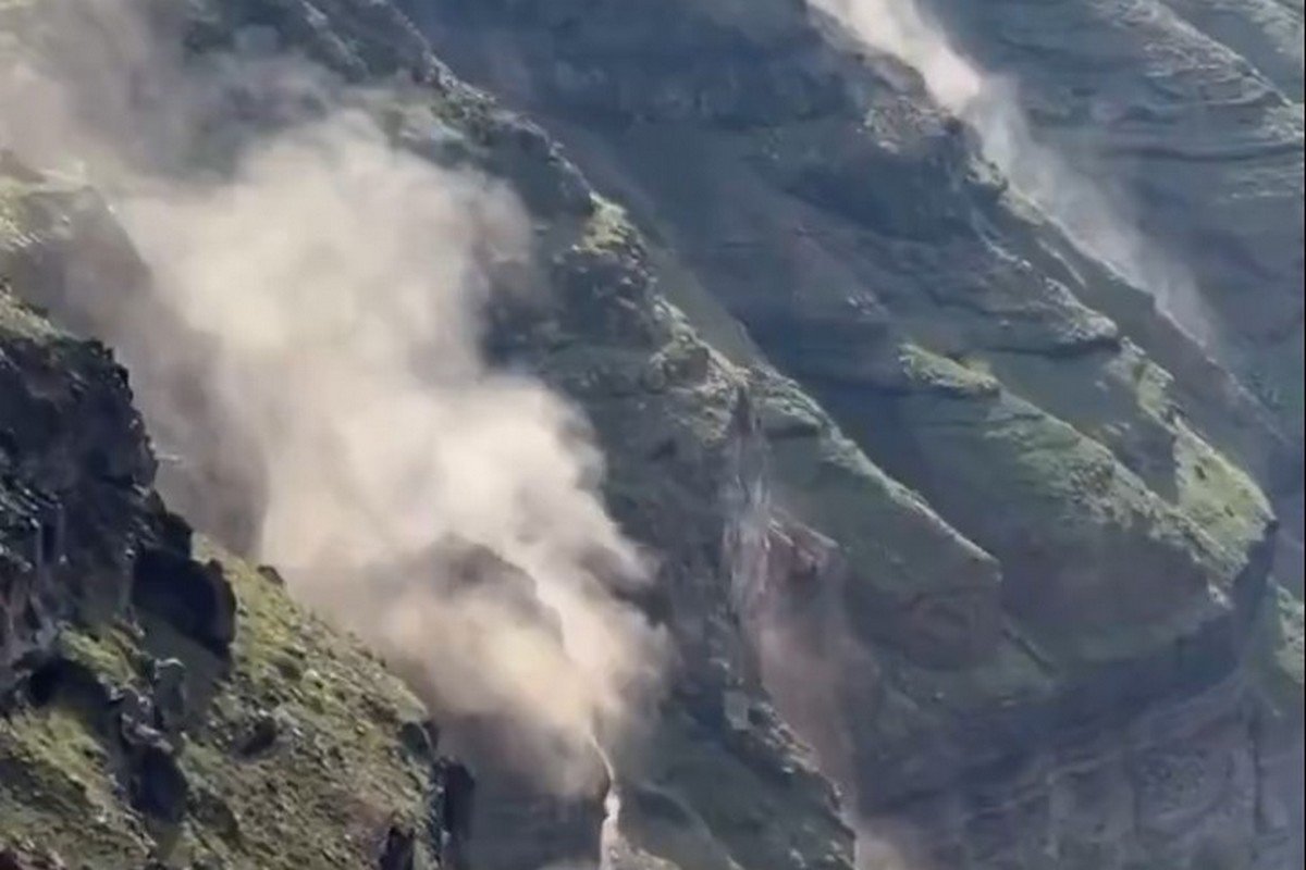 Tremors Persist in Santorini – Landslides Recorded at Caldera (Video)