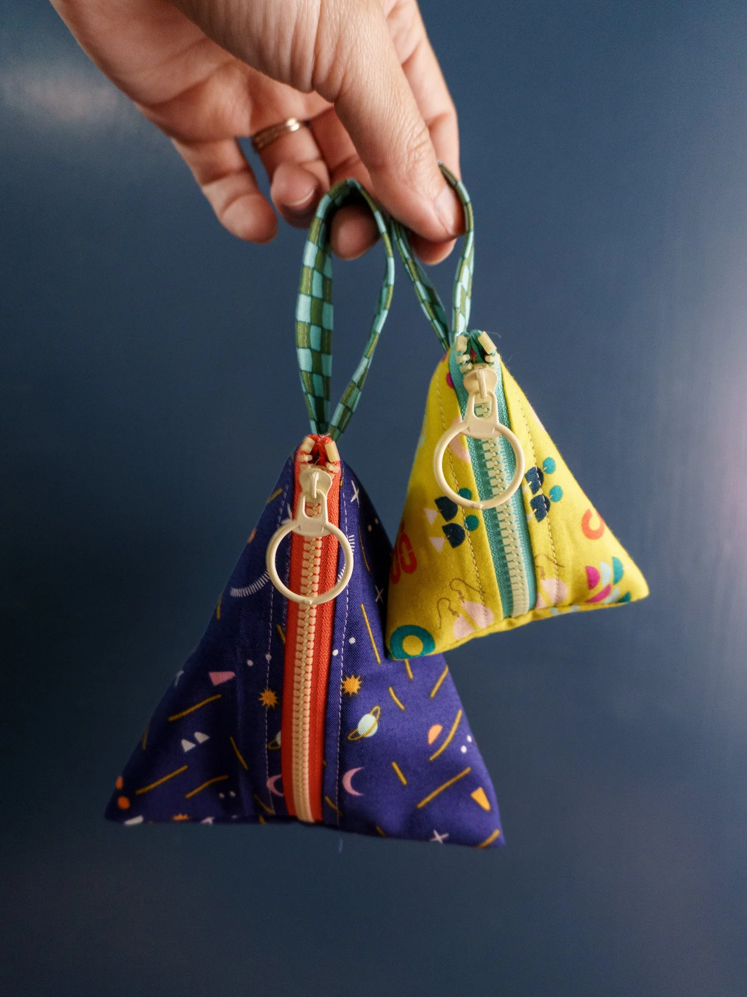 How to Sew Triangle Zipper Pouches || A Video and Printable Tutorial ...