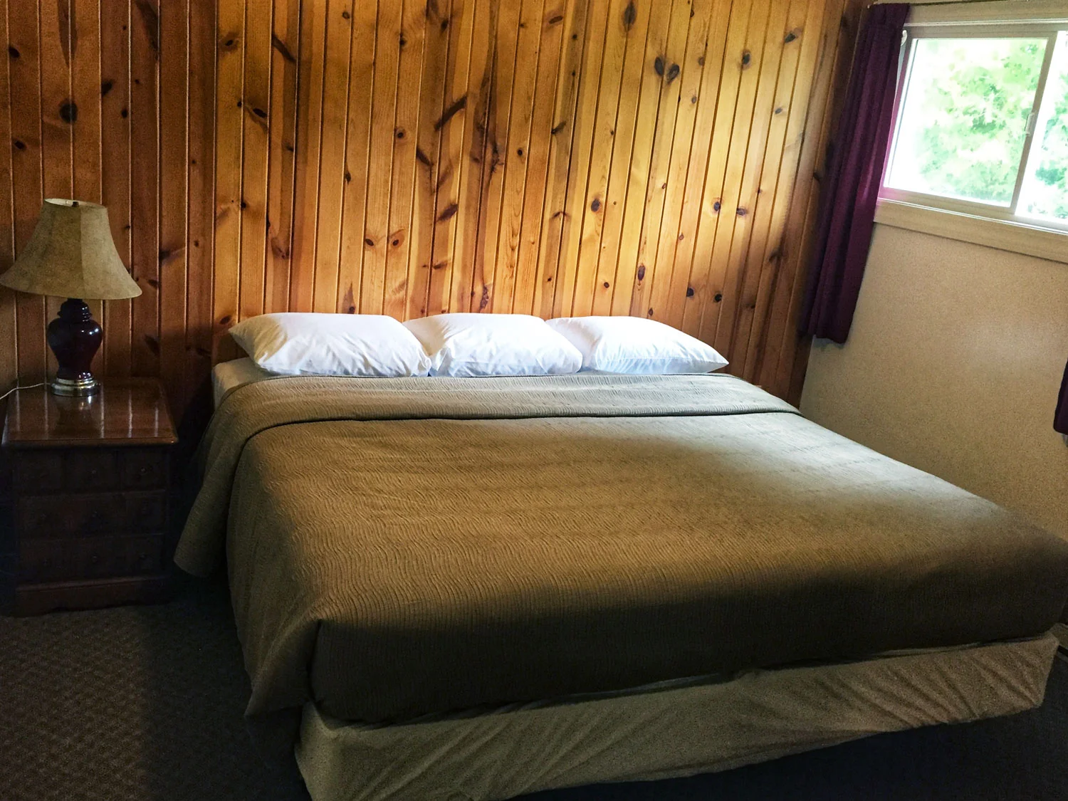 Rooms & Rates — Townliner Motel