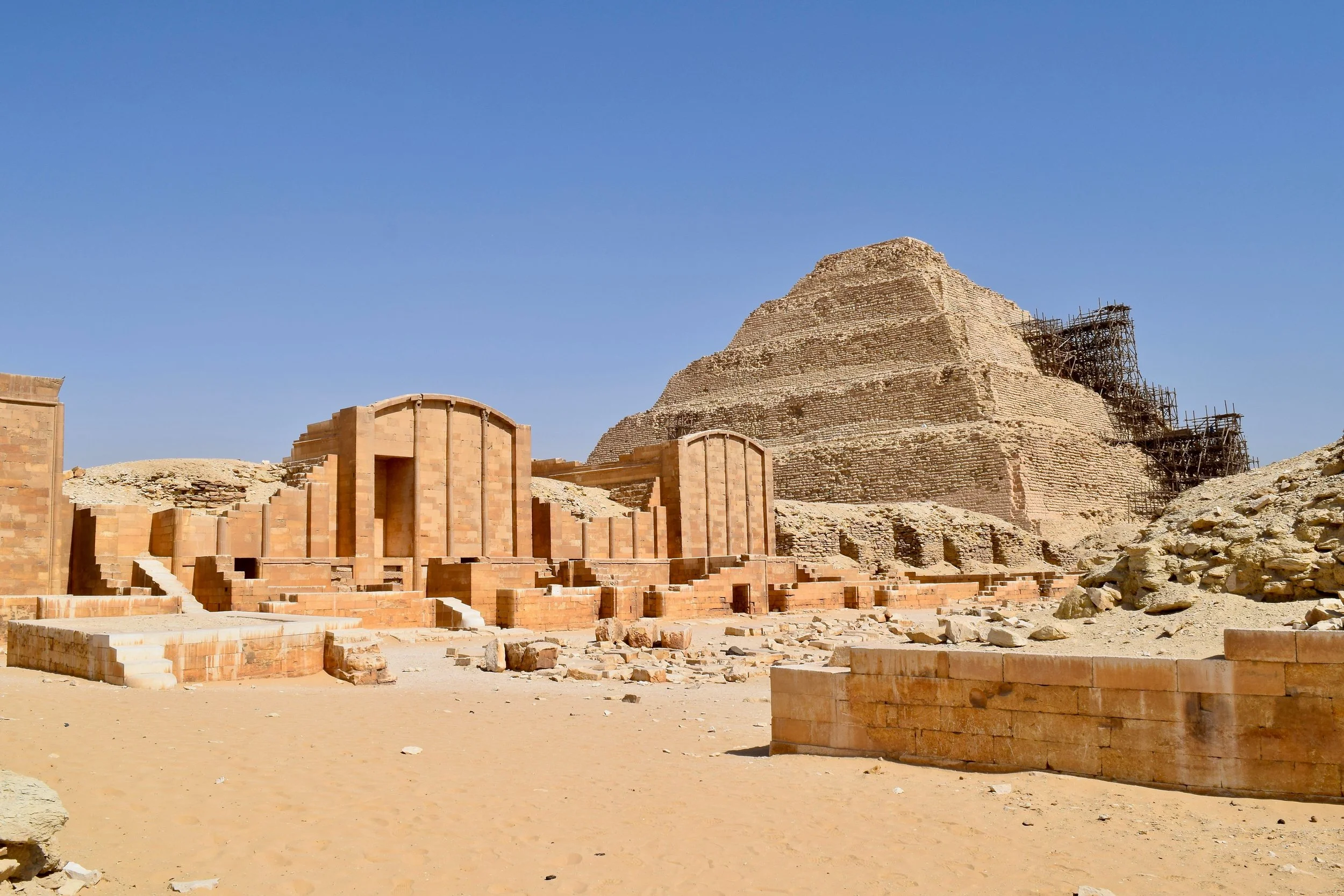 La Pirámide Escalonada de Sakkara y las Grandes Pirámides de Guiza ...