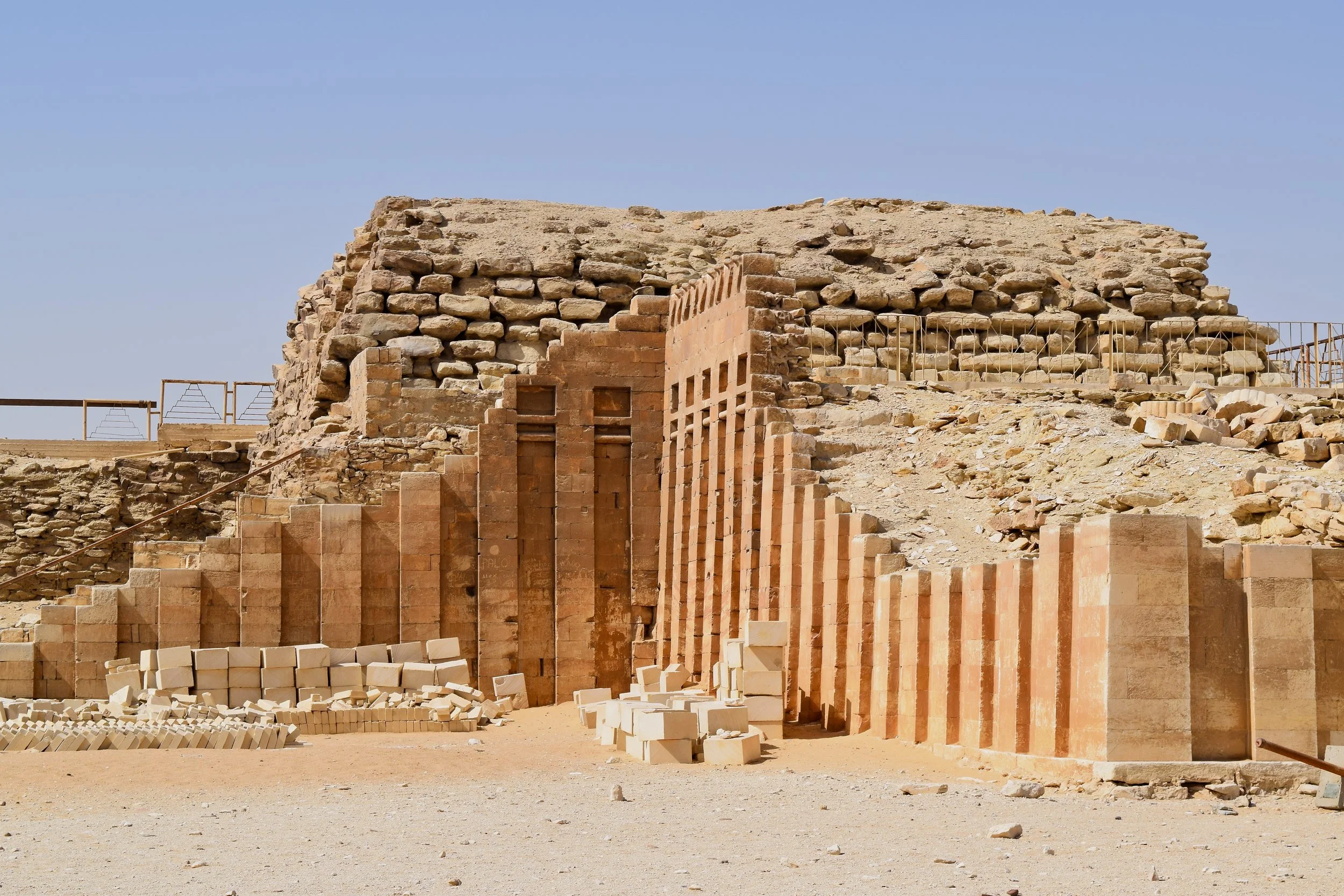 La Pirámide Escalonada de Sakkara y las Grandes Pirámides de Guiza ...