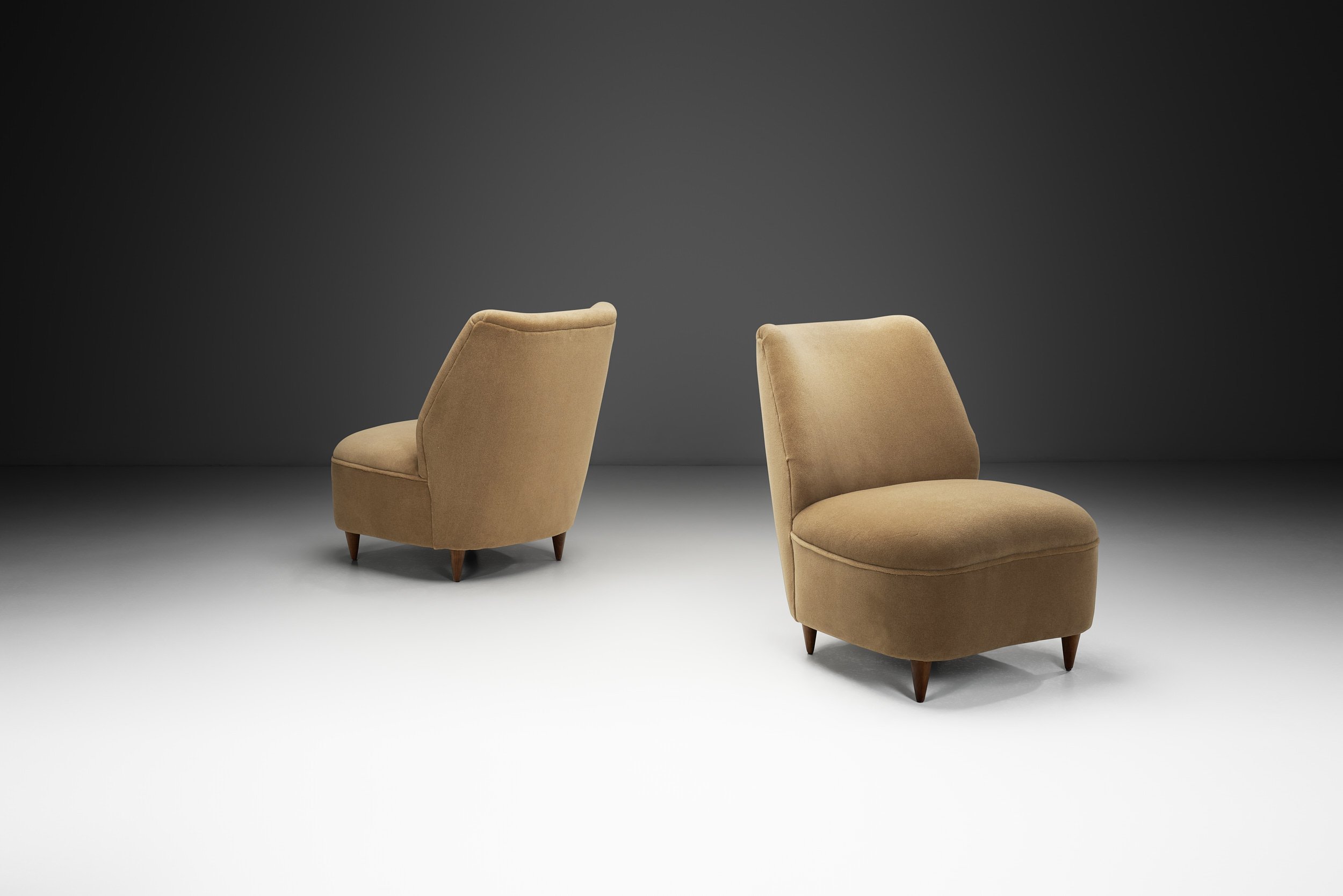 Pair of Lounge Chairs in the manner of Gio Ponti, Italy Mid-20th ...