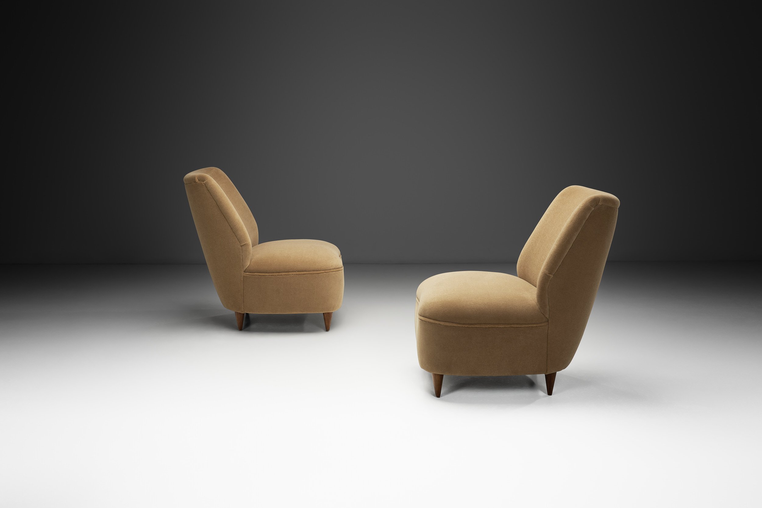 Pair of Lounge Chairs in the manner of Gio Ponti, Italy Mid-20th ...