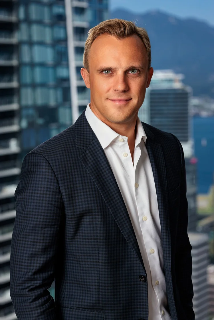 How to Dress and Prepare for Professional Headshot Photography: Guide ...