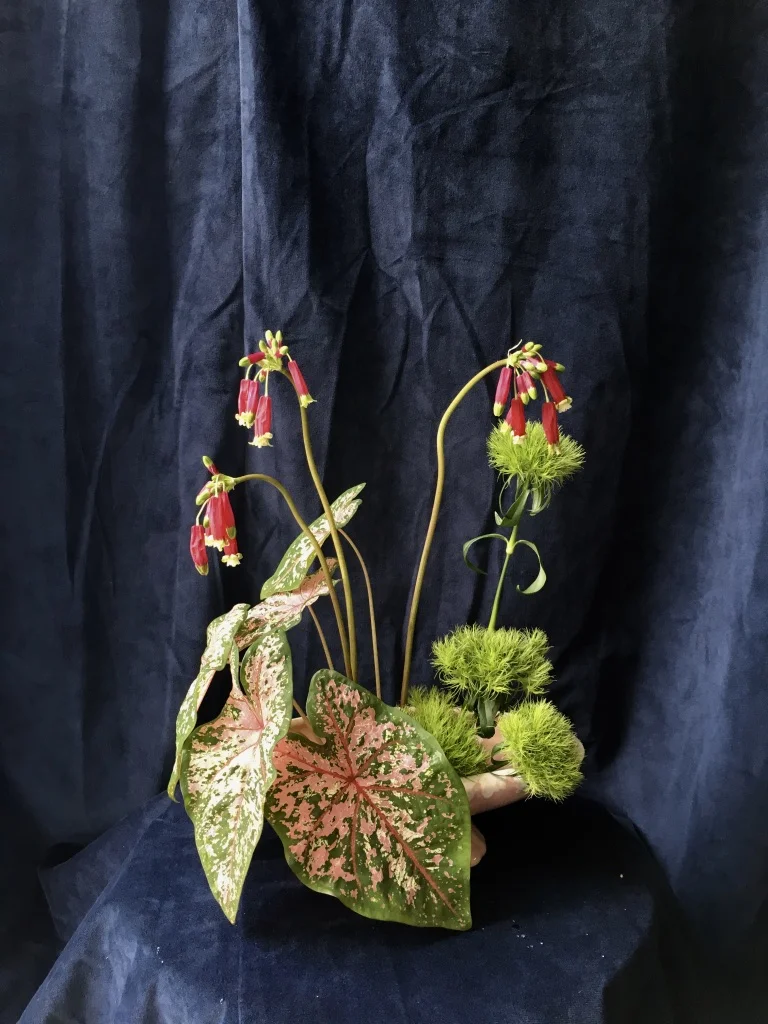 Video: Using Complementary Colors in a Minimalistic Floral Arrangement