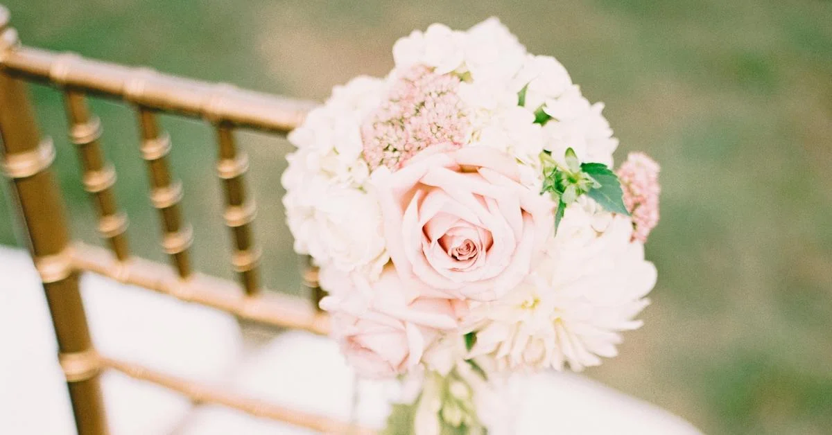 Video: How to Make a Simple yet Stunning Floral Arrangement for Bride ...