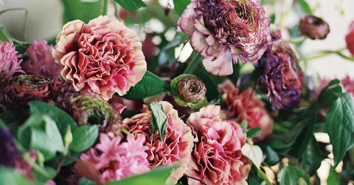 Video Create A Simple Floral Bracelet Out Of Fresh Flowers video-create-a-simple-floral-bracelet-out-of-fresh-flowers