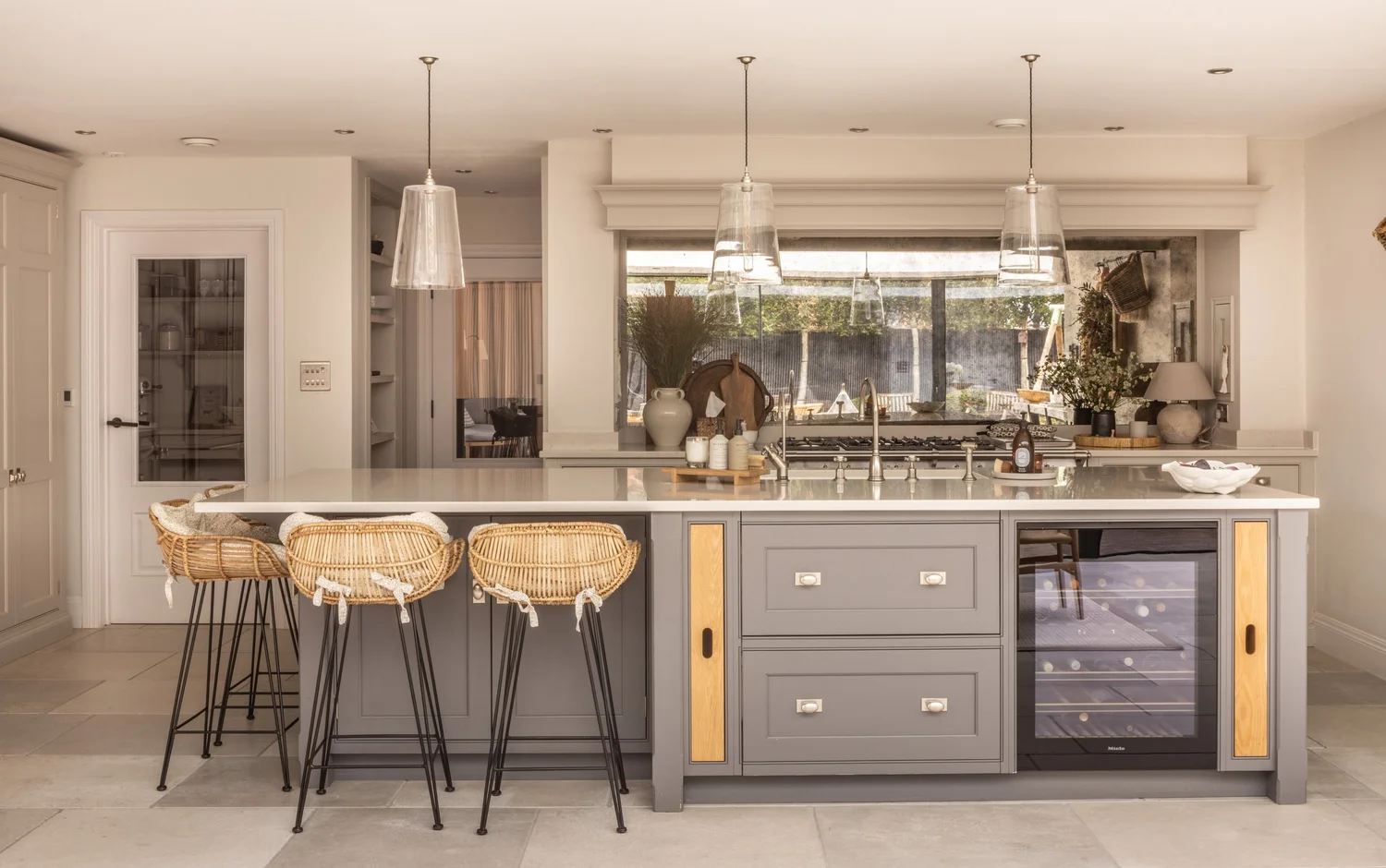 QUIET LUXURY — DECORUM