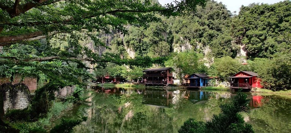 The most popular caves in the city to visit are Sam Poh Tong , Kek Look ...